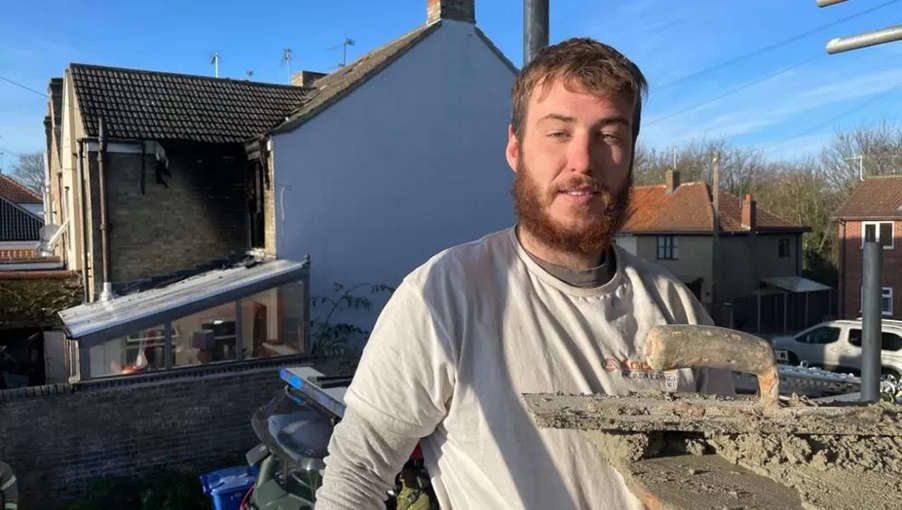 Builders praised for rescuing man from house fire - Fix Radio