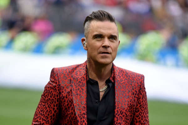 Robbie Williams Dedicates Live Performance Of 'Angels' To Fan Who Died ...