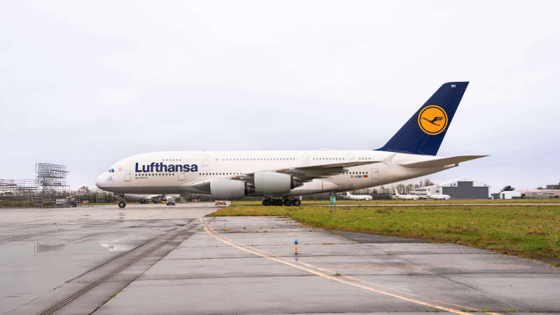 'Superjumbo' passenger plane lands at Shannon Airport - Limerick's Live 95