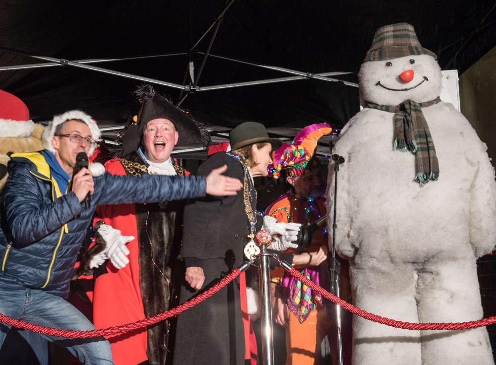 Thousands attend Christmas on the Cobbles in Aylesbury - Bucks Radio