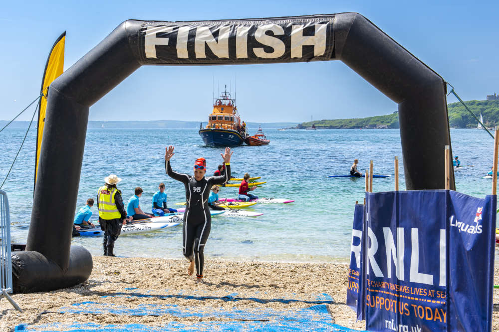 Over 400 people take to the water for the 2023 RNLI Castle to Castle ...